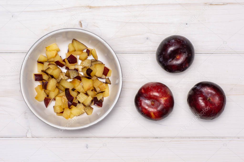 Receta paso a paso desmenuzar con frutas en madera gris 2022