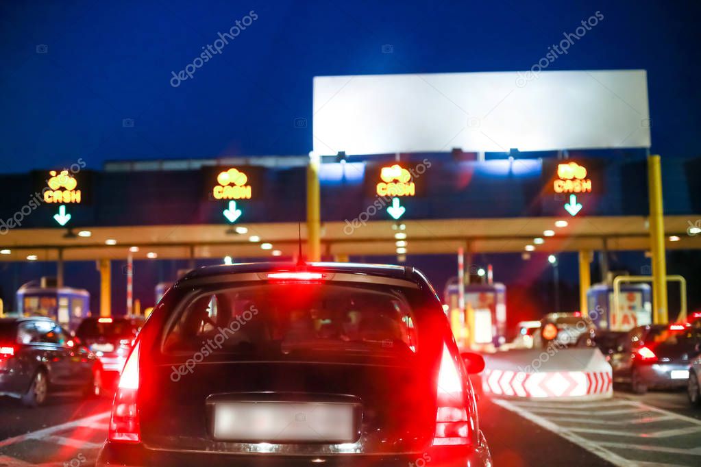 Vista trasera del coche esperando en la cola con panel blanco vacío en ...