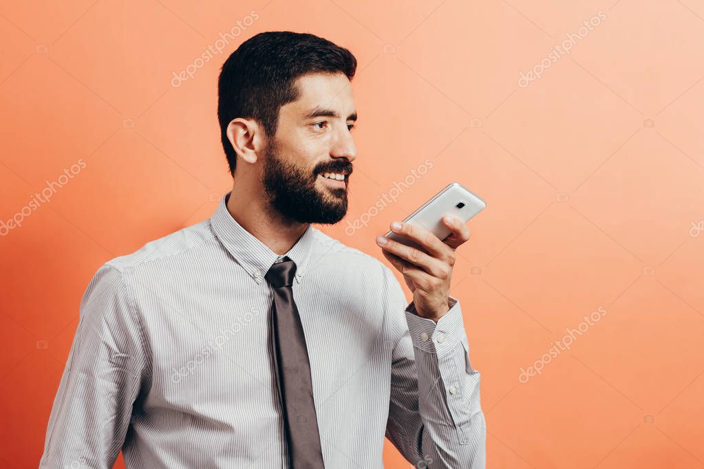 Ocio, tecnología, comunicación y concepto de personas: joven usando ...