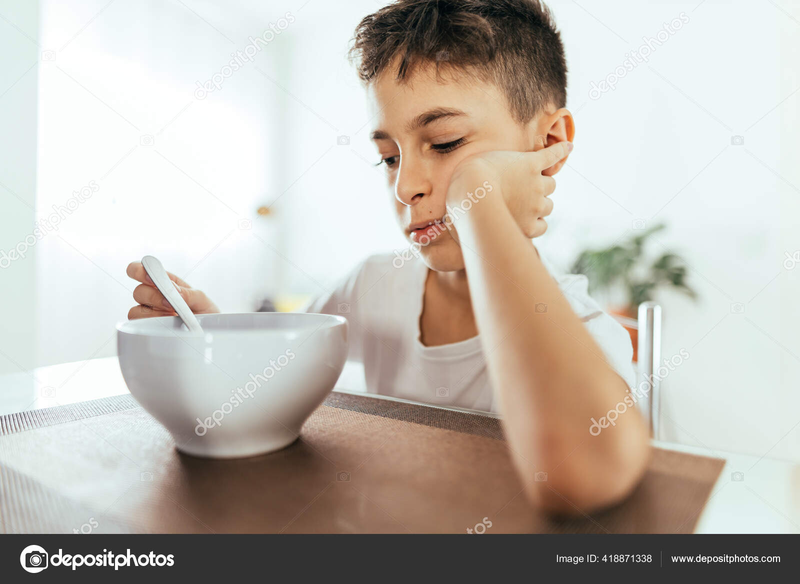 Niño Con Poco Apetito Durante Comida Concepto Falta Apetito — Foto de stock #418871338 © kleberpicui