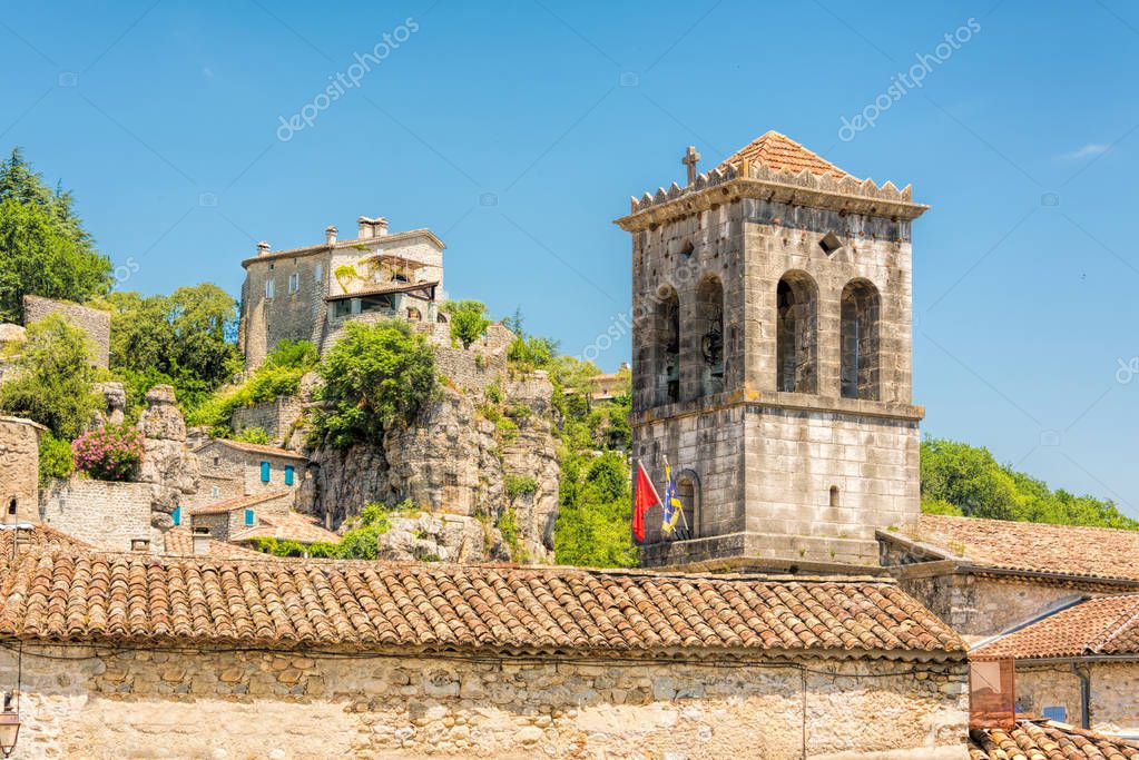 La torre de San Pedro iglesia de la pequeña aldea francesa Labeaume en ...