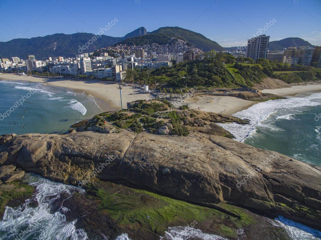La vista entre dos hermosas playas. Arpoador Beach, Devil 's Beach ...