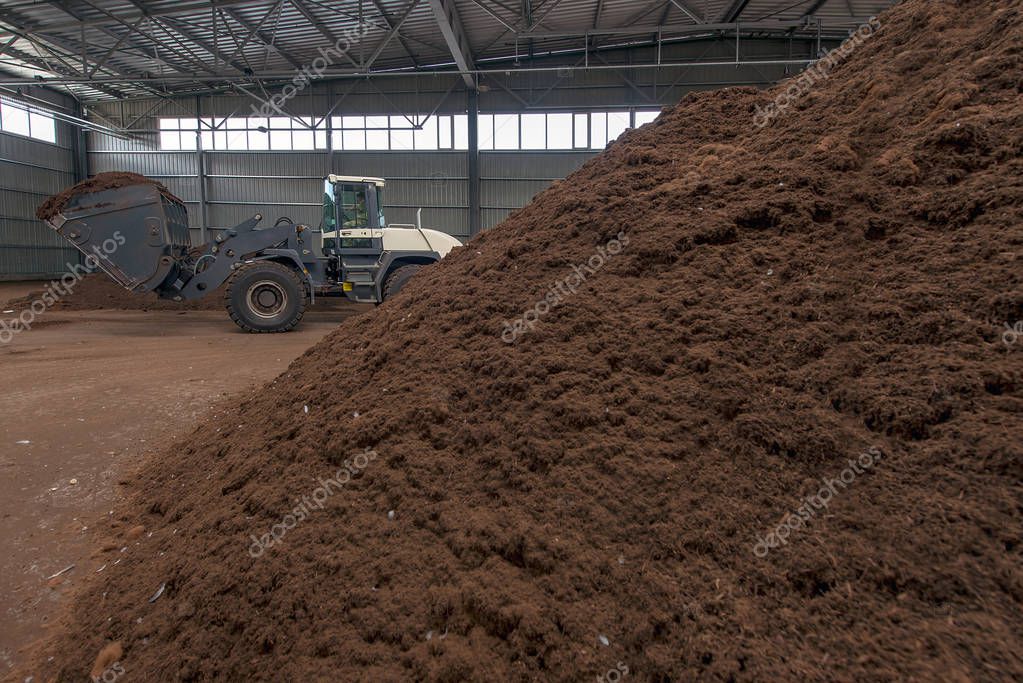 carga de materias primas de turba en la planta de transformación 2024