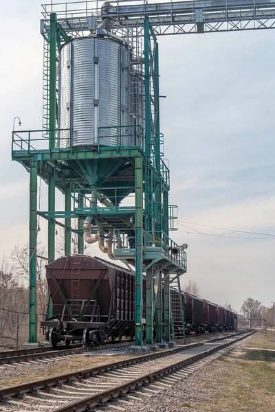 Loading grain Stock Photos, Royalty Free Loading grain Images ...