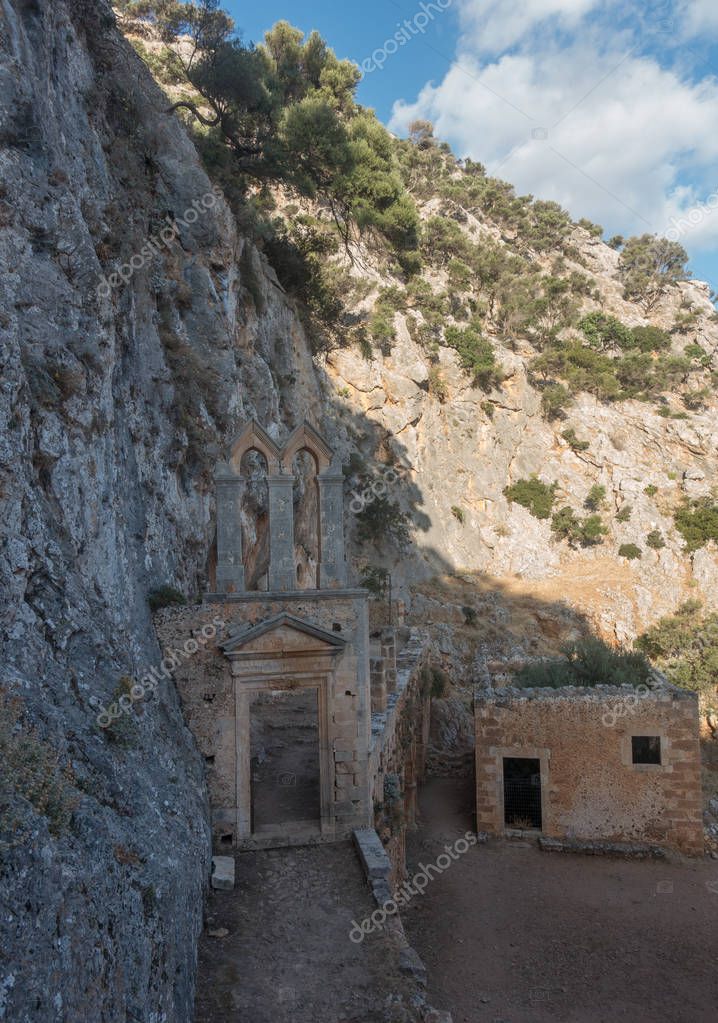 El monasterio de Katholiko (iglesia de San Juan Ermitaño), cerca del ...