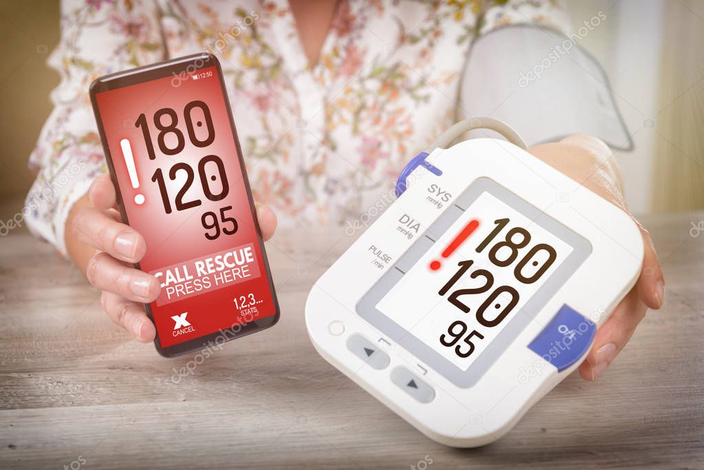Mujer midiendo la presi n arterial en casa y utilizando una sencilla aplicaci n de tel fono ...