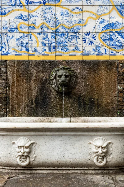 Antiguo monumento histórico con mapa hecho de azulejos y fuente de agua ...
