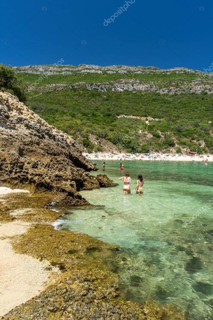 Hermosa vista a la playa con los turistas en el d a soleado cerca de Set bal, Lisboa, Portugal 2024
