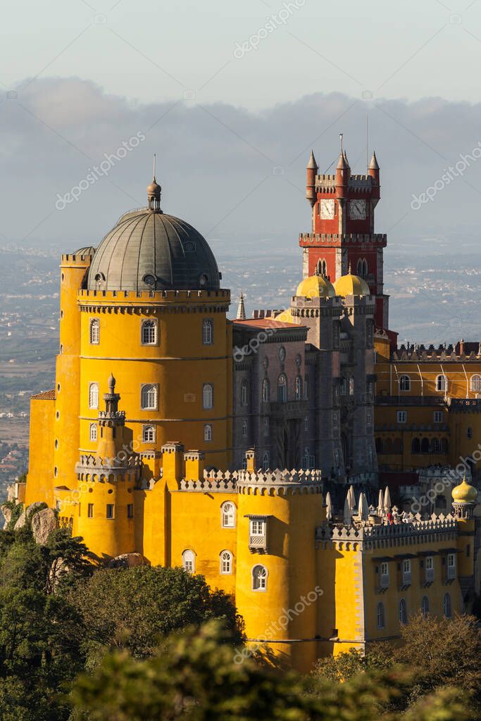 Hermosa vista al viejo castillo histórico colorido en la cima de la ...