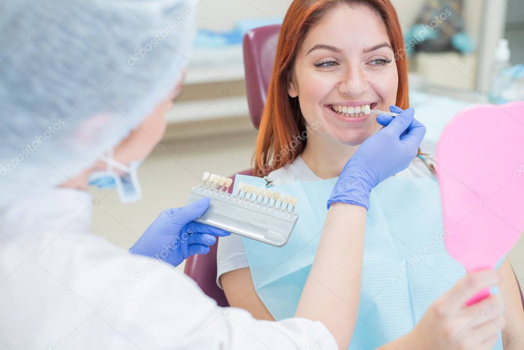 Compruebe y seleccione el color de los dientes en la silla del dentista ...