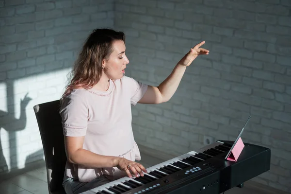 Mujer tocando algo Stock Photos, Royalty Free Mujer tocando algo Images ...