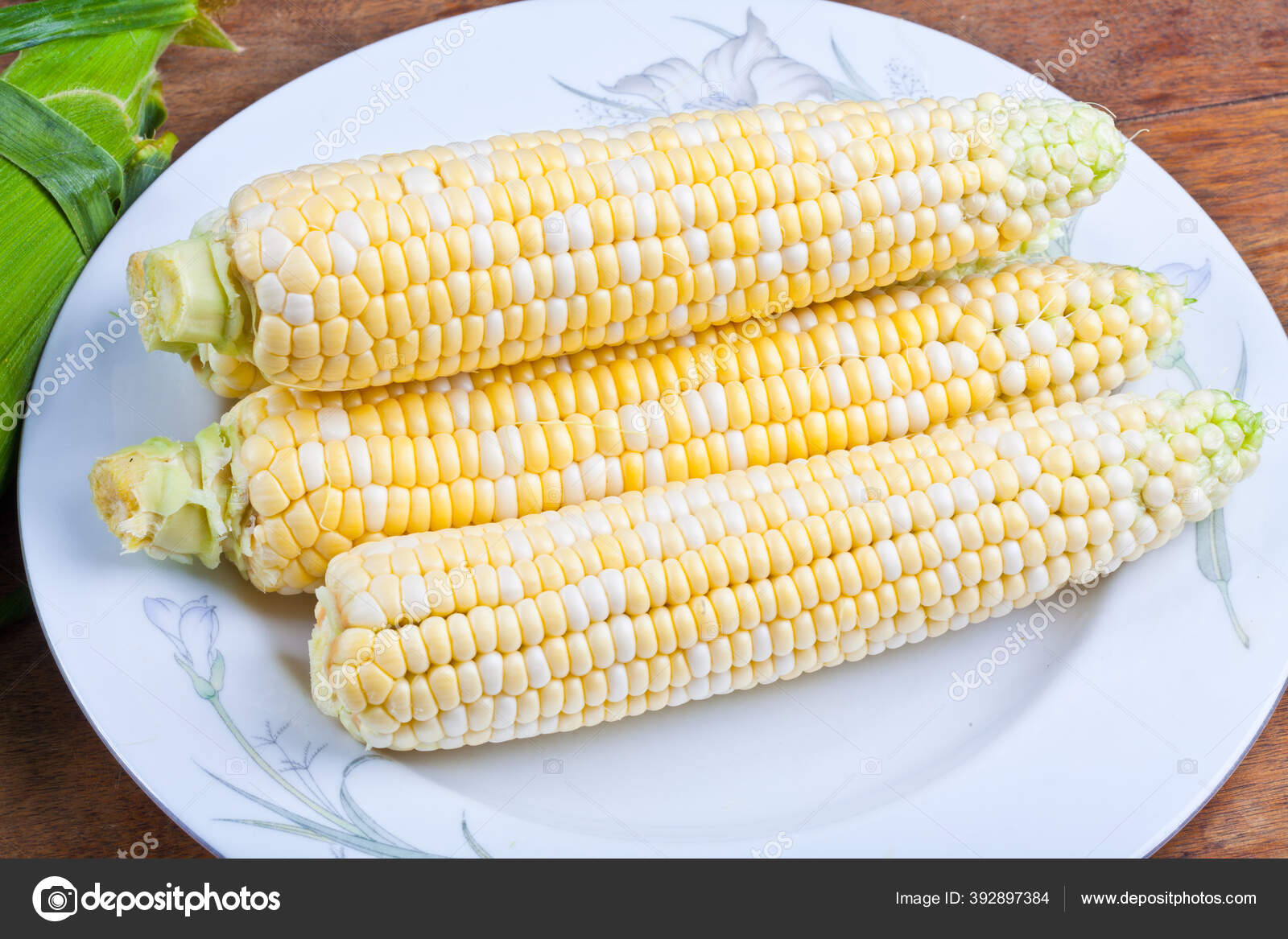 Plate Full Husked Sweet Corn Ready Cook — Stock Photo © digitex #392897384