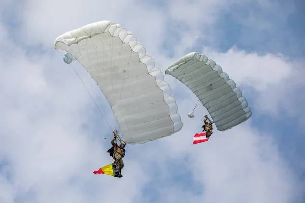 Parachute formation Stock Photos, Royalty Free Parachute formation ...