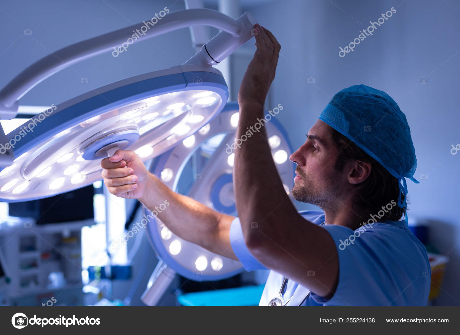 Side View Caucasian Male Surgeon Fixing Surgical Light Hospital — Stock ...