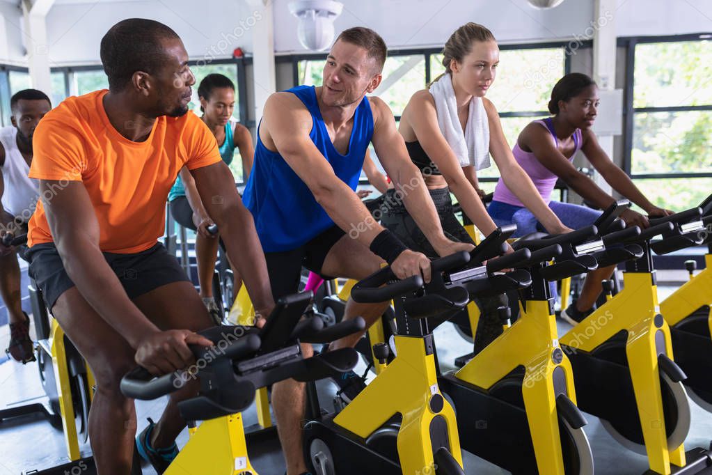 Vista frontal de diversas personas en forma haciendo ejercicio en ...