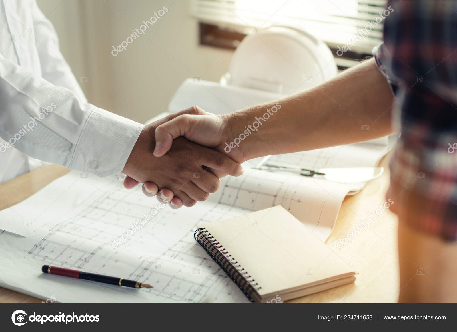 Trabajador Construcción Estrechando Mano Con Cliente Después Terminar ...