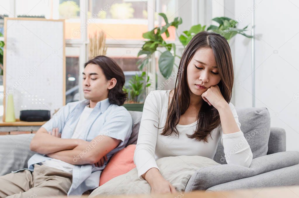 tristeza joven asi tico esposa teniendo pelea y sentado en sof despu s de pelea con marido detr ...