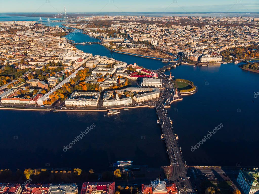Río Neva en la madrugada soleado, Palacio y otros puentes, escupir de ...