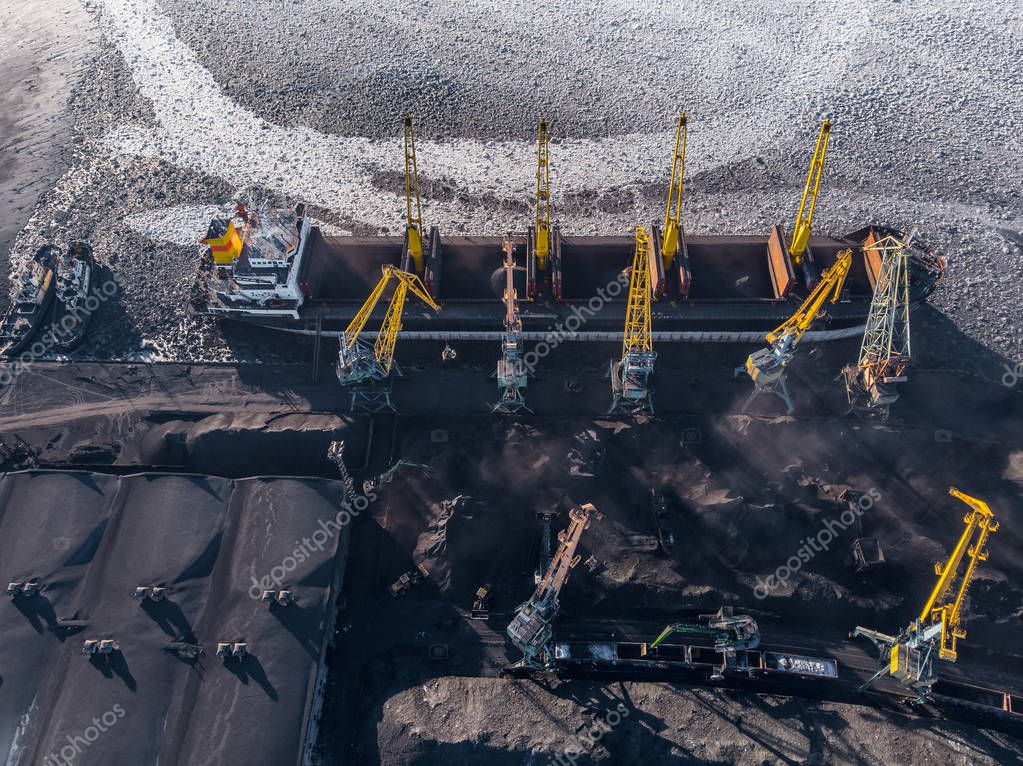 Carga minería de carbón en puerto en buque cisterna de carga con cubo ...