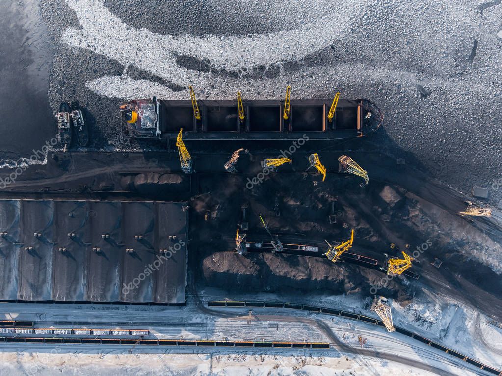 Carga minería de carbón en puerto en buque cisterna de carga con cubo ...