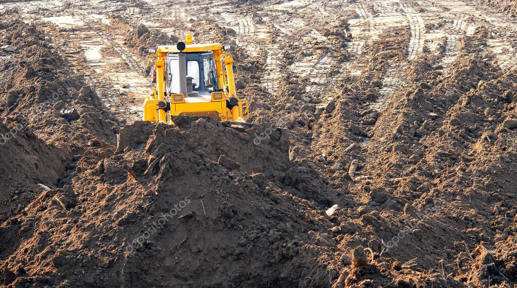 Tractor bulldozer elimina la capa superior de suelo fértil sobrecarga ...