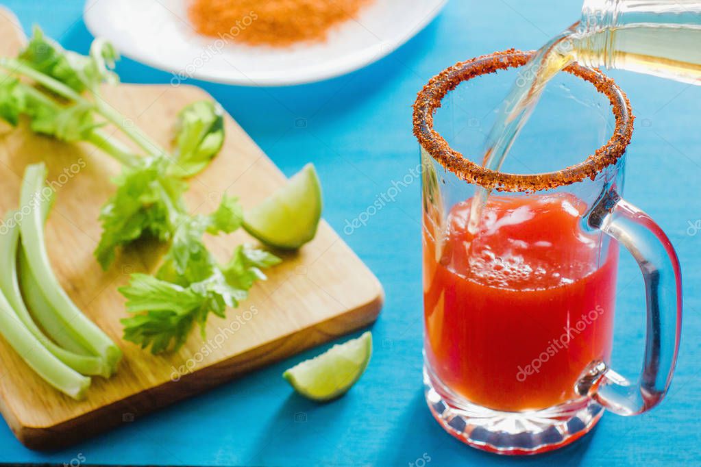 Cerveza Michelada con jugo de tomate, salsa picante y limón, cóctel de ...