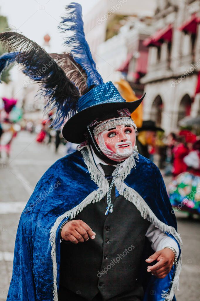 Huehues México, escena del carnaval mexicano, bailarina vestida con un ...