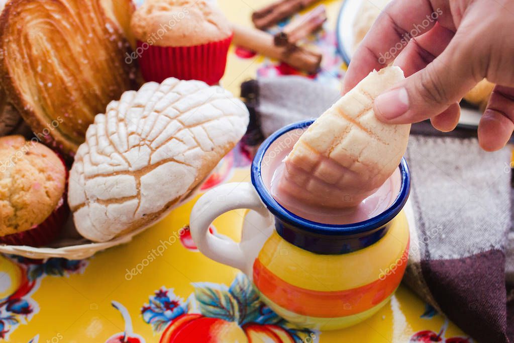 Concha y chocolate, pan dulce mexicano y bebida atole en desayuno ...