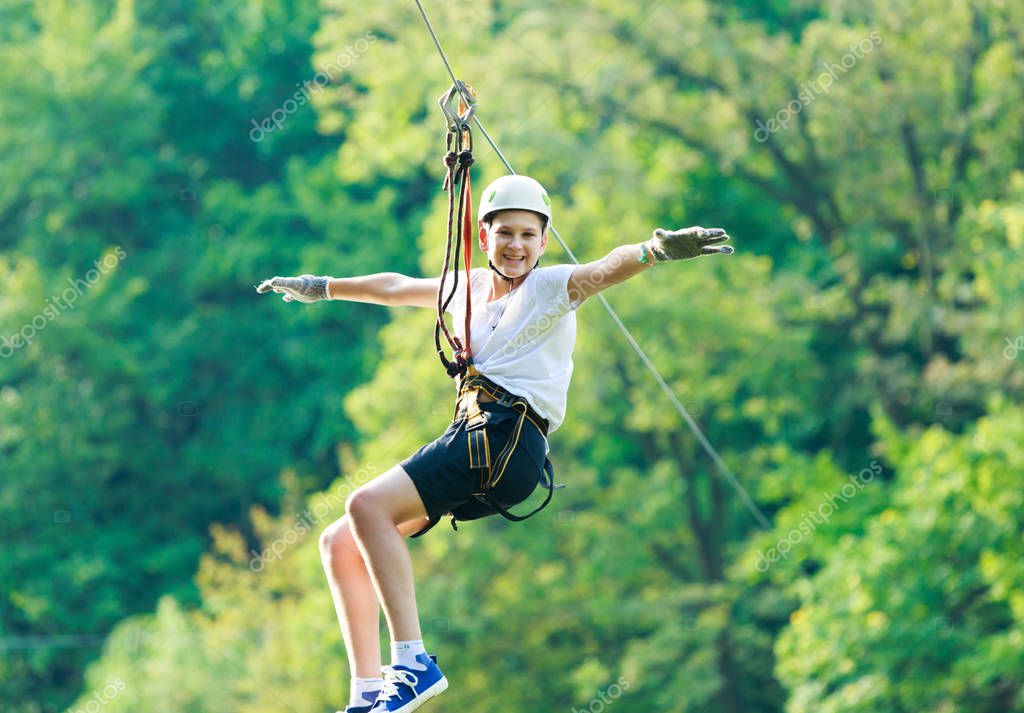 lindo, chico deportivo en camiseta blanca en el parque de actividades ...