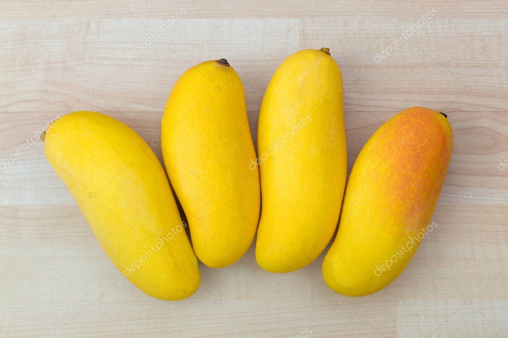 Maha chanok Mango arco iris en naranja amarilla, fruta híbrida entre ...