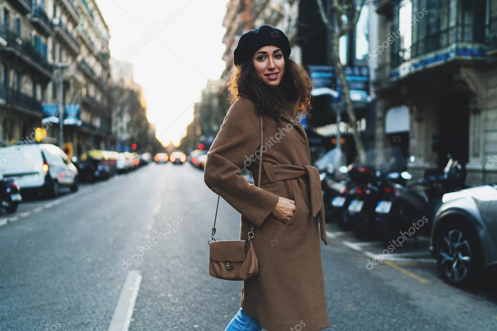 Empleada de oficina mujer vestida de color marrón claro y boina negra ...