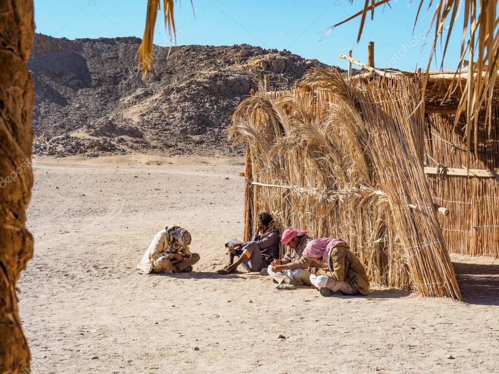 Pueblo beduino en el desierto, Egipto - Febrero 2020: cuatro beduinos ...