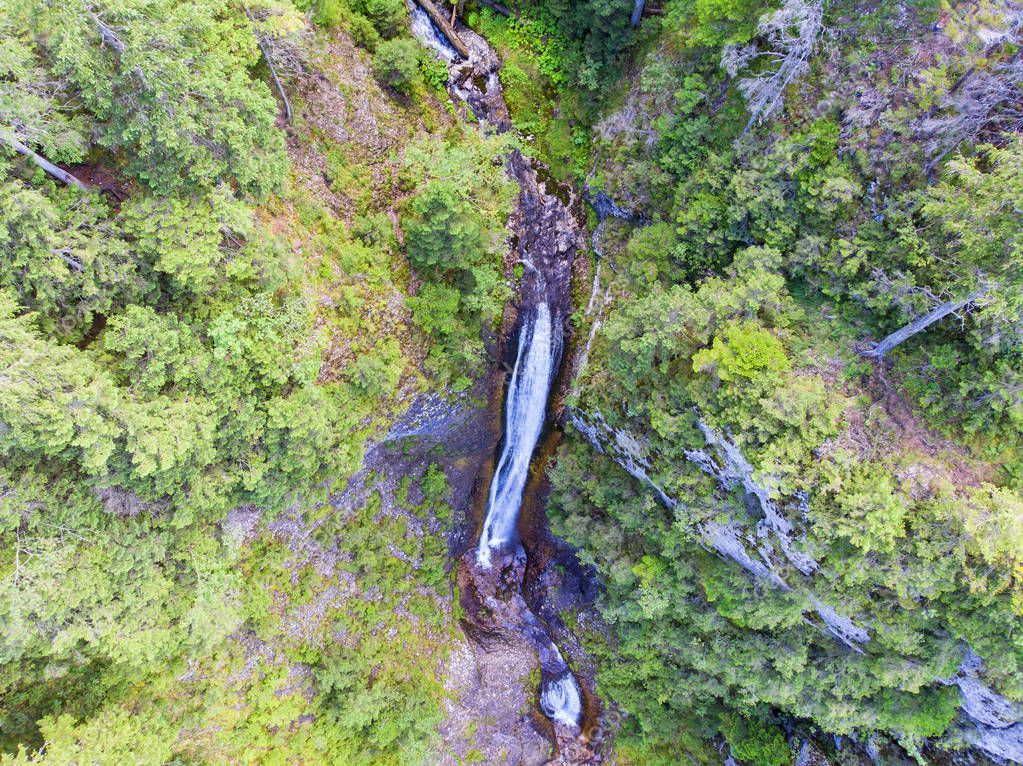 Pequeña cascada de montaña, vista del dron de la cascada de Duruitoarea ...