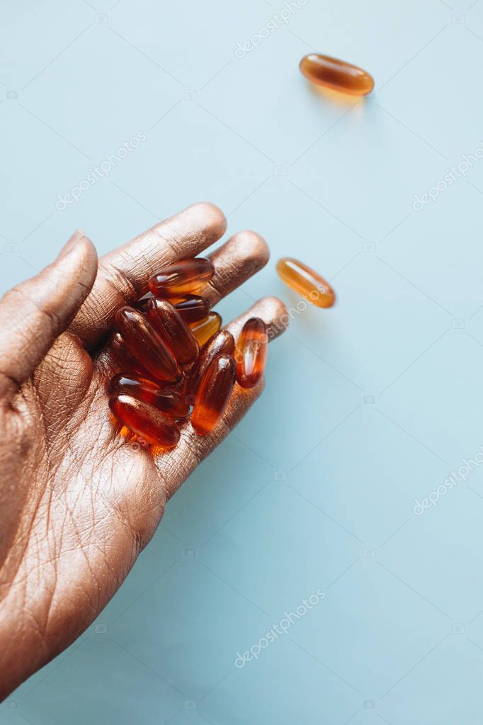 pila de cápsulas de mano femenina con medicación 2022