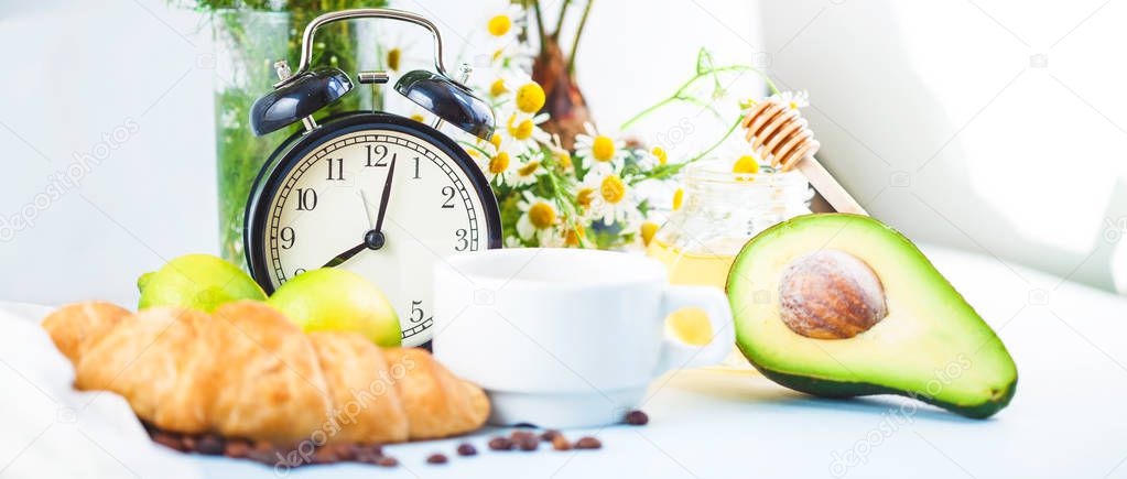 desayuno por la mañana, café en una taza blanca Croissant Aguacate ...