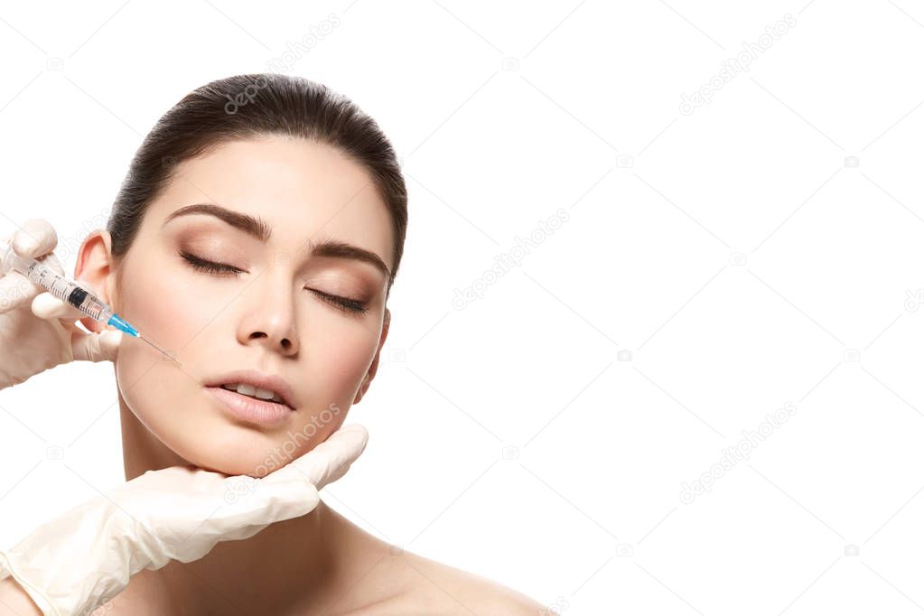 hermosa chica consiguiendo cara inyección aislado en blanco 2022