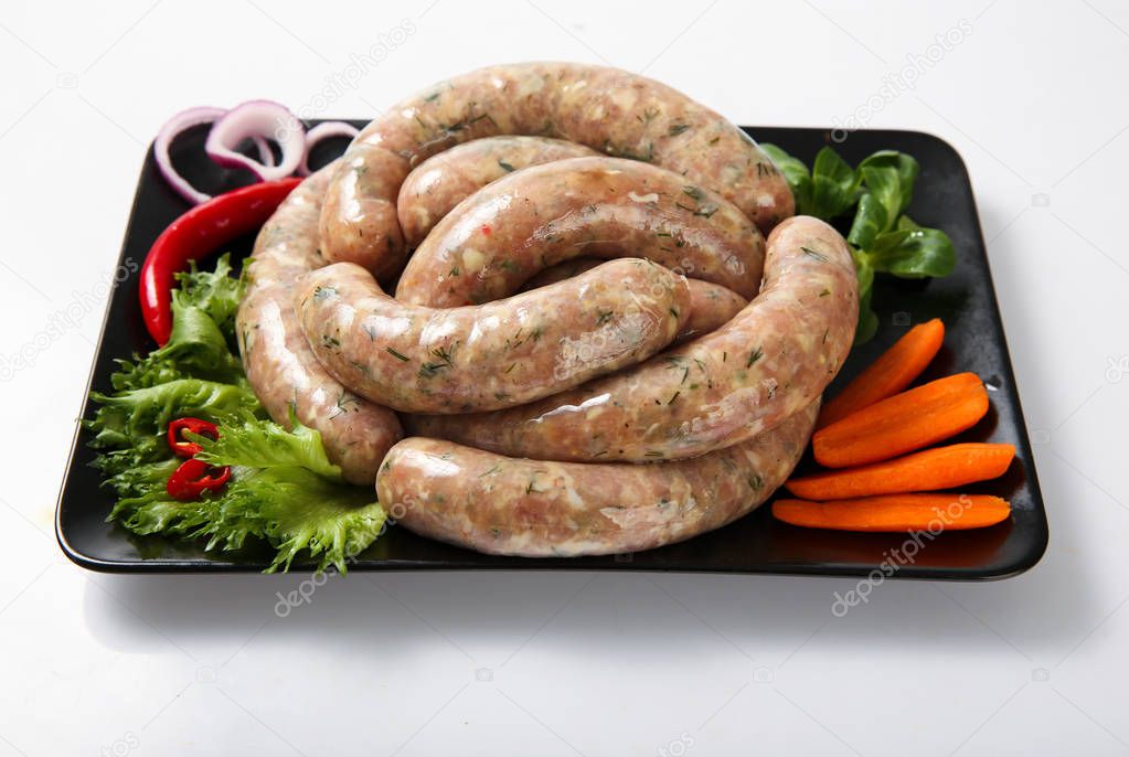 Embutidos fritos crudos para una parrilla con verduras. 2024