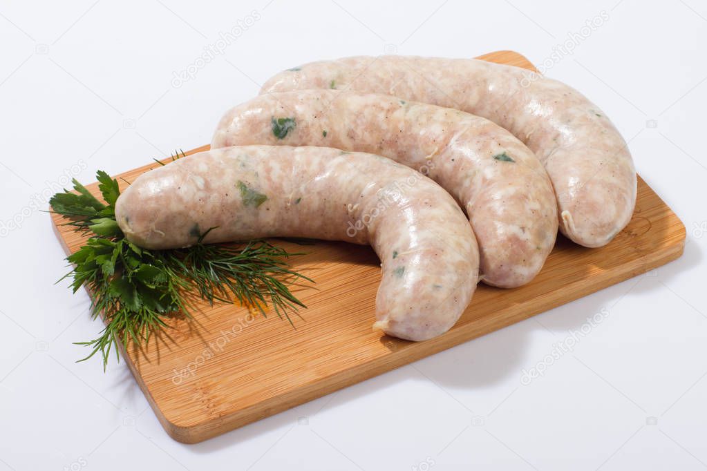 Embutidos fritos crudos para una parrilla con verduras. imagen de stock ...