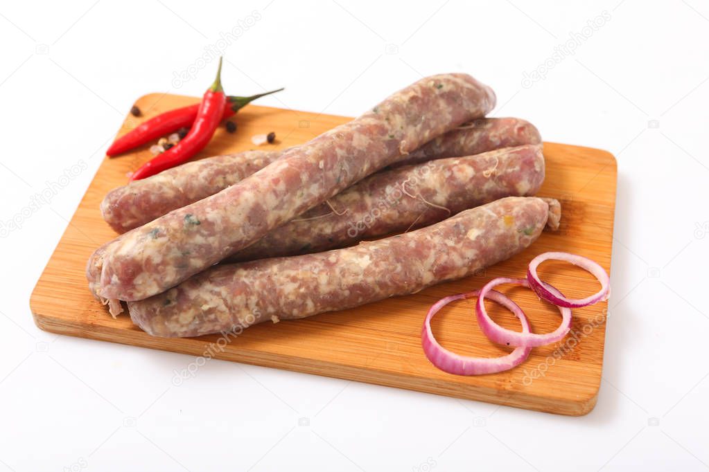 Embutidos fritos crudos para una parrilla con verduras. imagen de stock ...