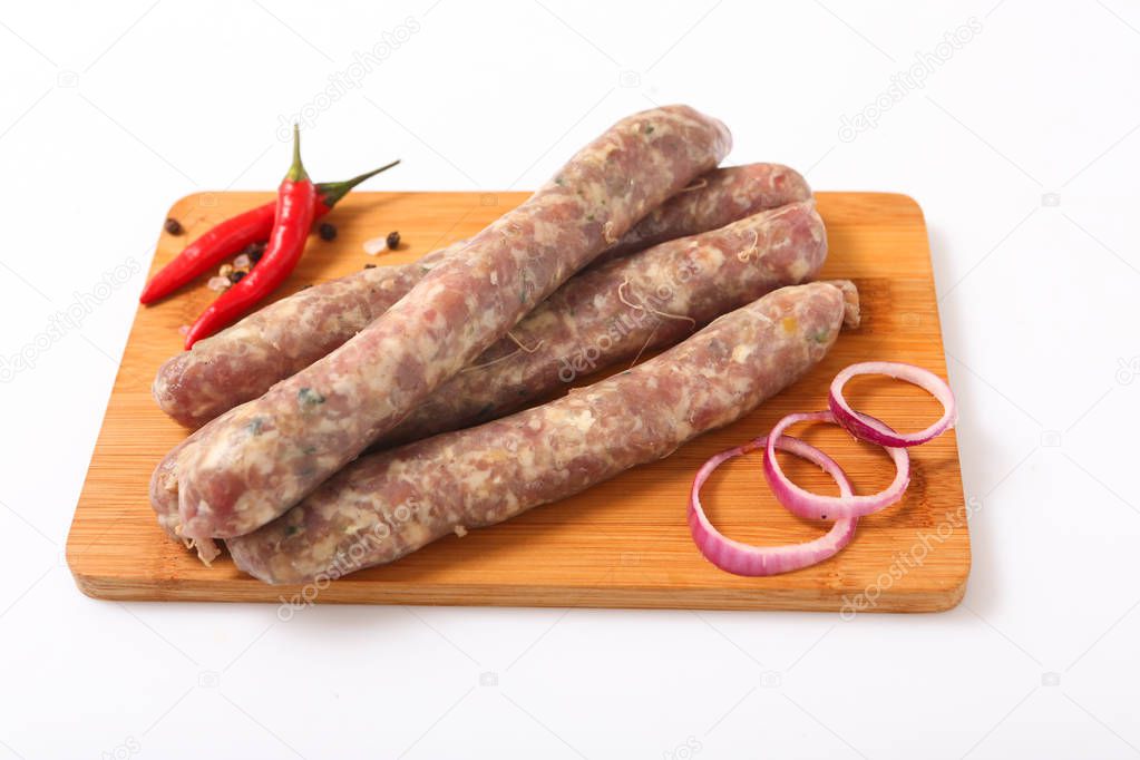 Embutidos fritos crudos para una parrilla con verduras. imagen de stock ...