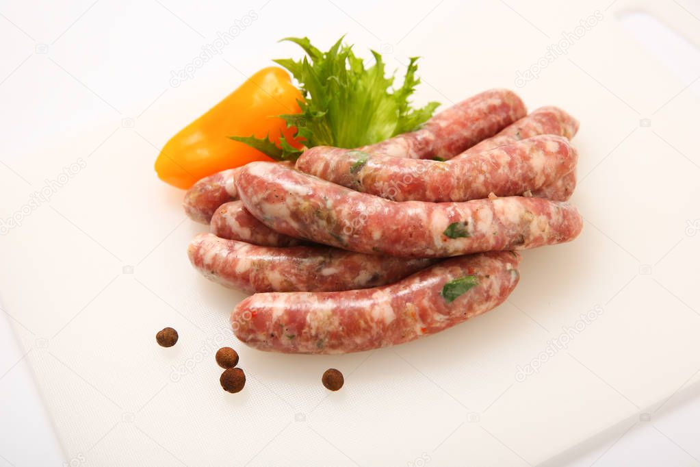 Embutidos fritos crudos para una parrilla con verduras. imagen de stock ...