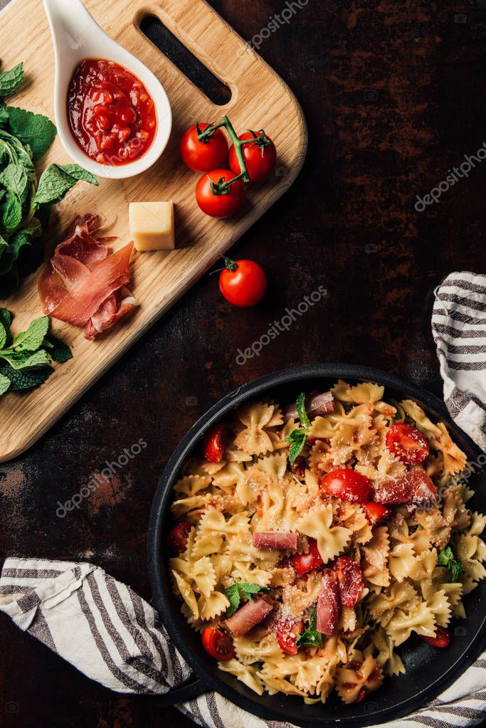 vista superior de la pasta con jam n, pi ones, salsa, tomates cherry ...