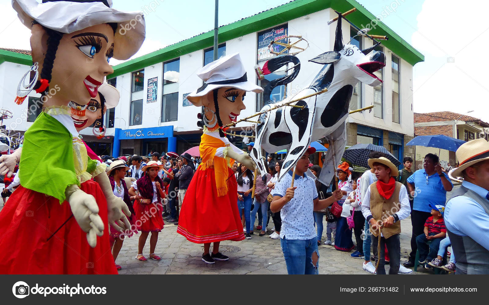 Cuenca Ecuador April 2019 Giant Mannequins Folk Dancers Both Costumes ...