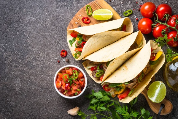 Tacos mexicanos de cerdo con verduras y salsa sobre mesa de piedra ...