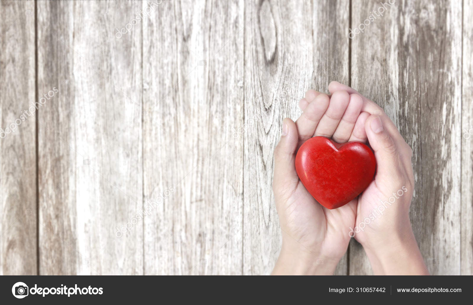 Fotos de Manos que sostienen el corazón rojo, la salud del corazón y el ...