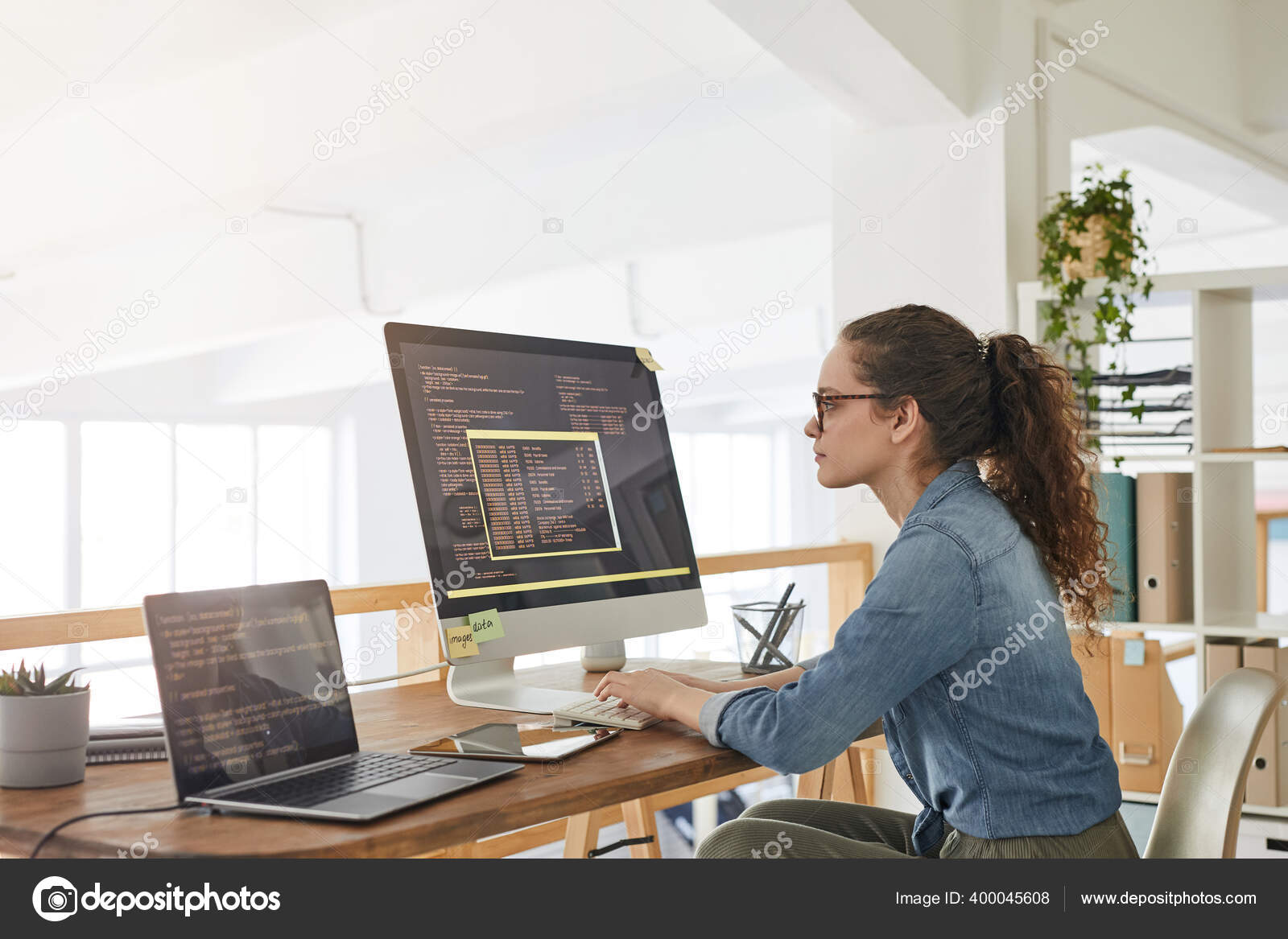 Fotos de Retrato Vista Lateral Del Desarrollador Femenino Escribiendo ...