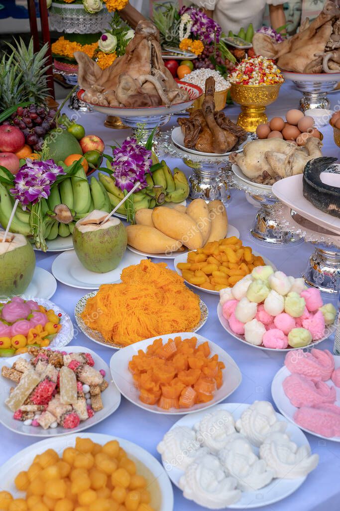 Sacrificio ofreciendo comida para rezar a dios y memorial a antepasado ...