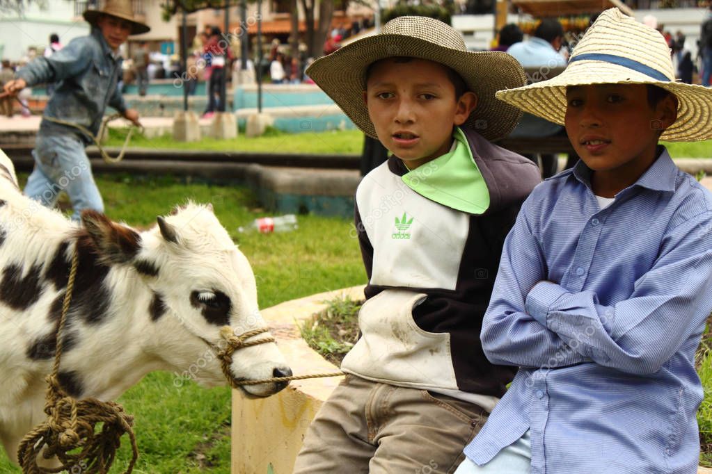 Mérida, Venezuela - 15 de mayo de 2017: Muchachos en puestos de ropa ...