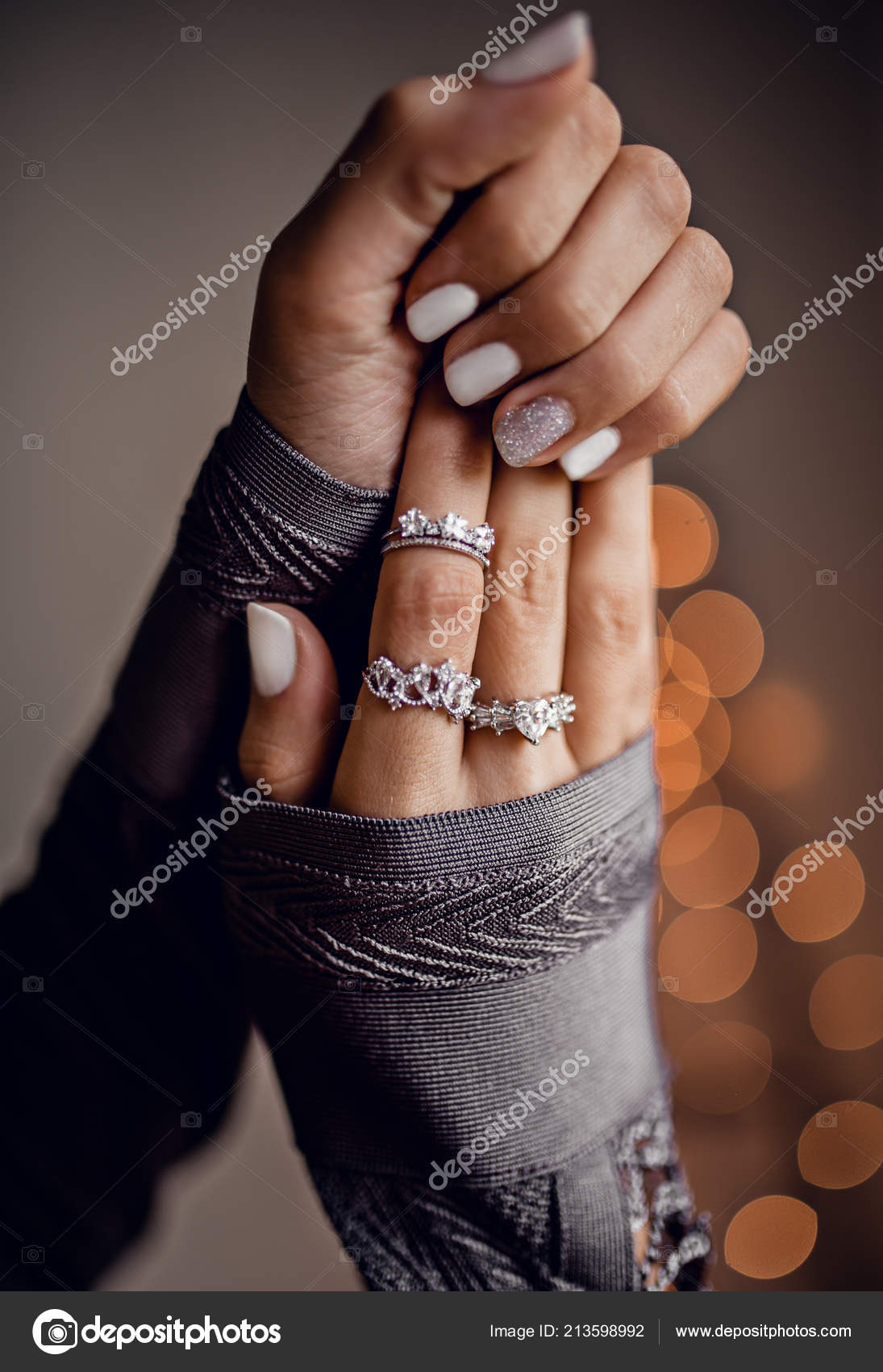 Manos Con Anillos Sobre Fondo Luces Bokeh Doradas — Foto de stock ...