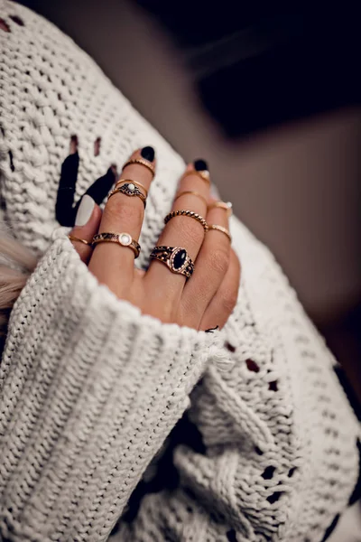 Manos con joyas fotos de stock, imágenes de Manos con joyas sin ...